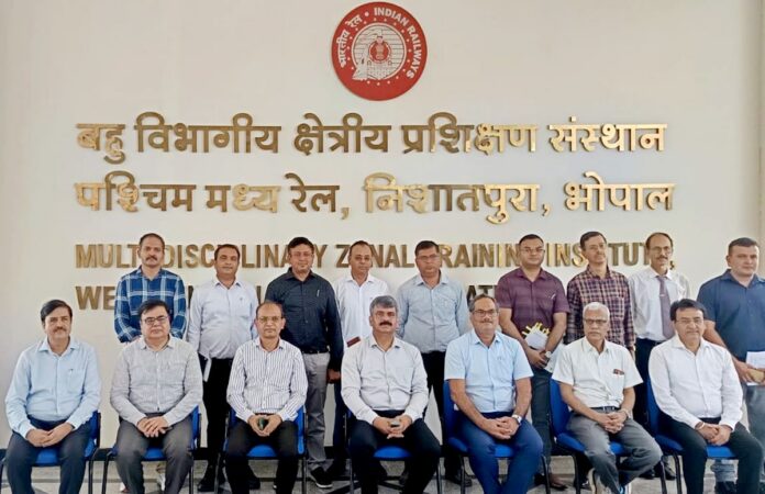 WCR : भोपाल-इटारसी स्टेशनों पर यात्री सुविधाओं का निरीक्षण, विद्युत ...